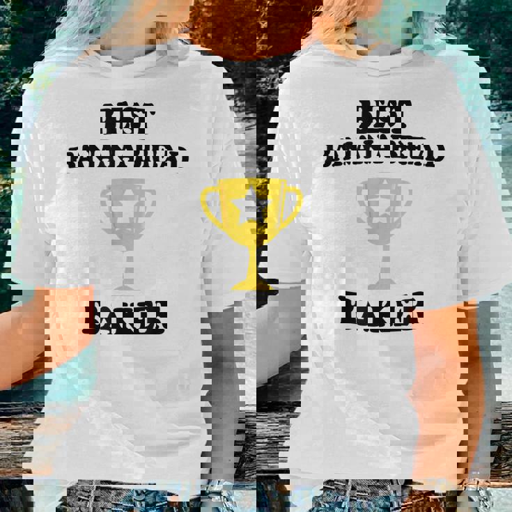 Best Banana Bread Baker Trophy Maker Mom Dad Grandma Women T-shirt | Mazezy