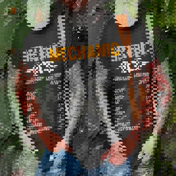 Mechanic Facts | Funny Car Mechanic Gift Unisex T-Shirt | Mazezy